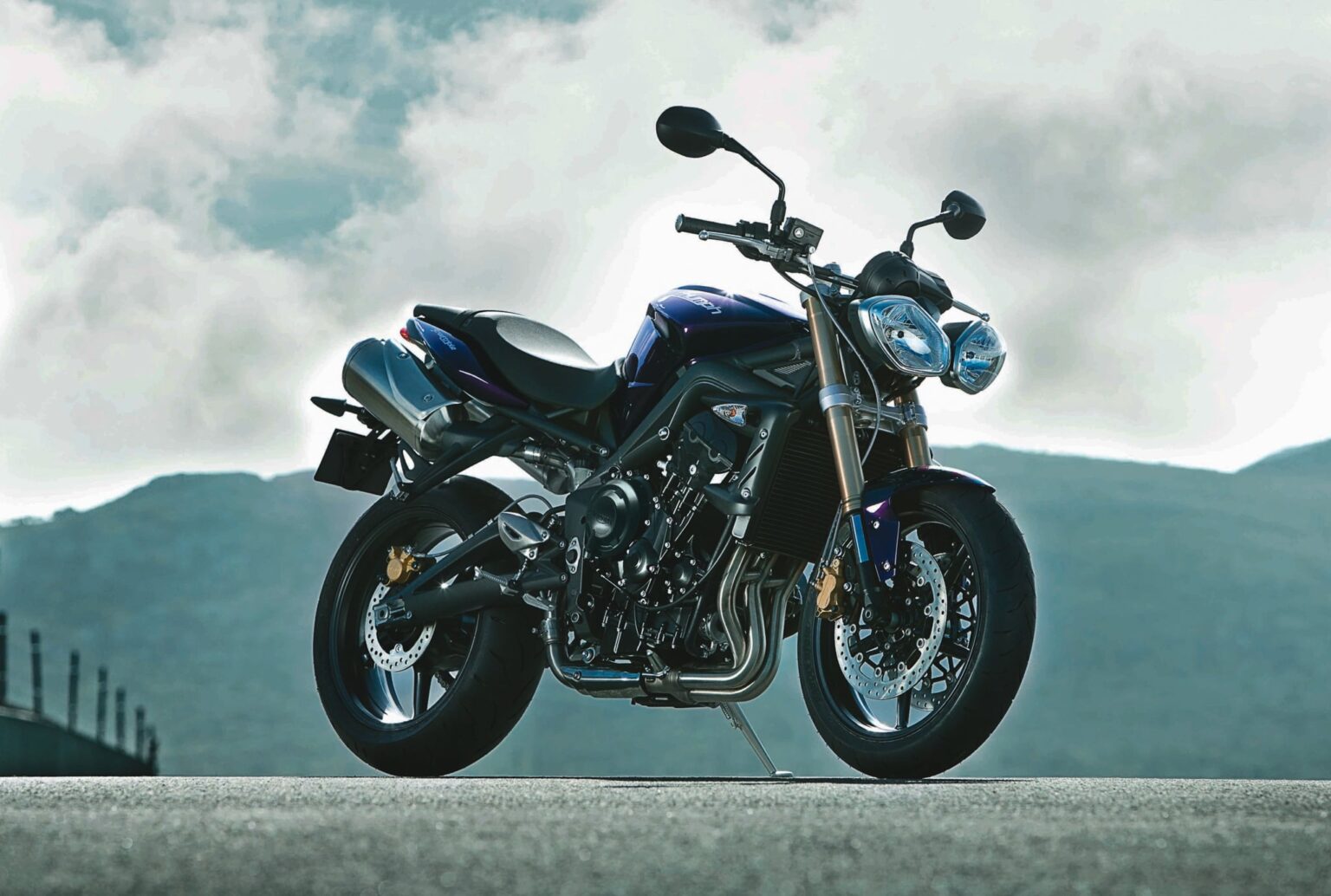 Chasing Lightness: Triumph Street Triple Model Guide (2008+)