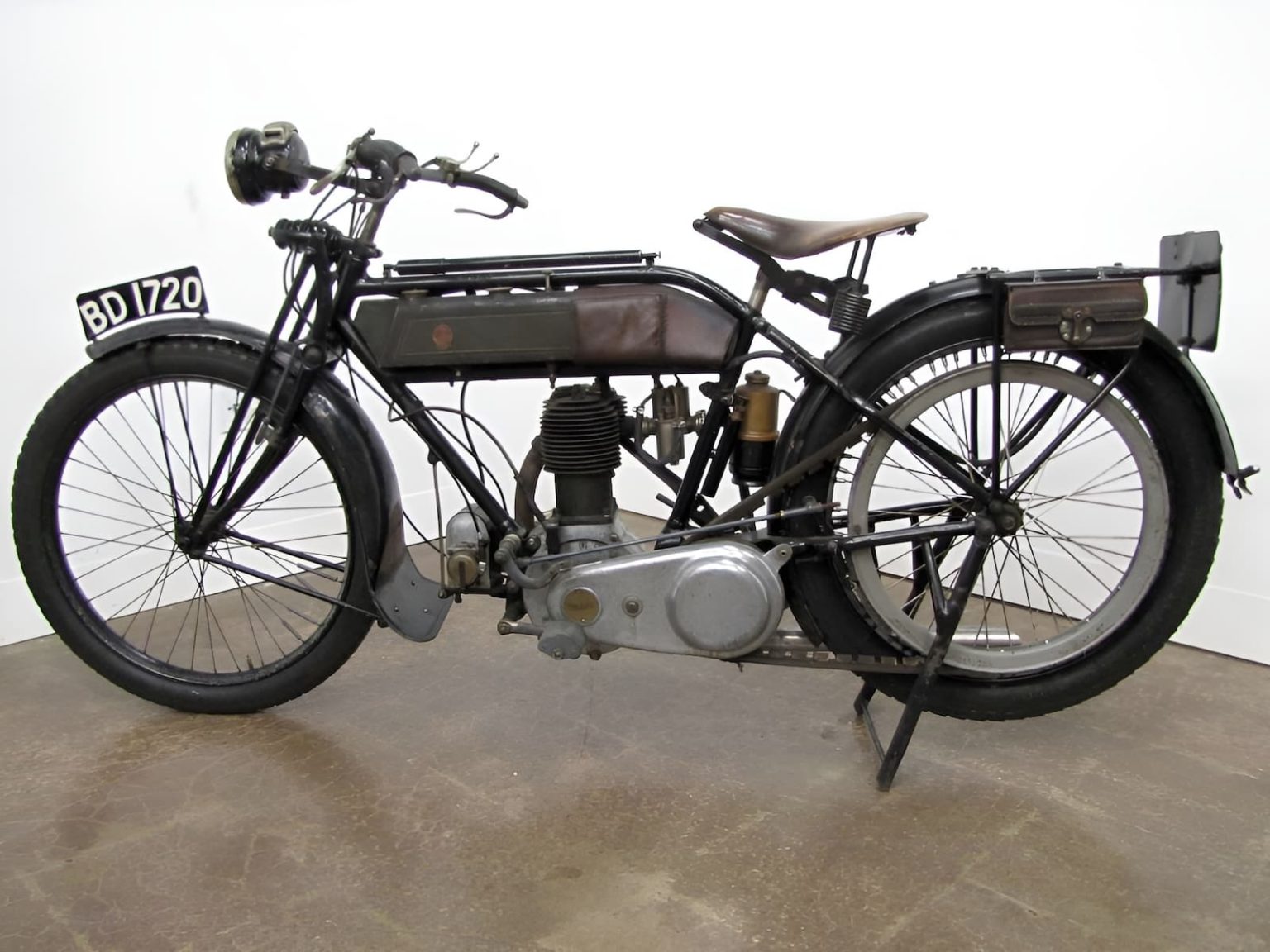 Old Triumph vs Hinckley / John Bloor Triumph - Motofomo